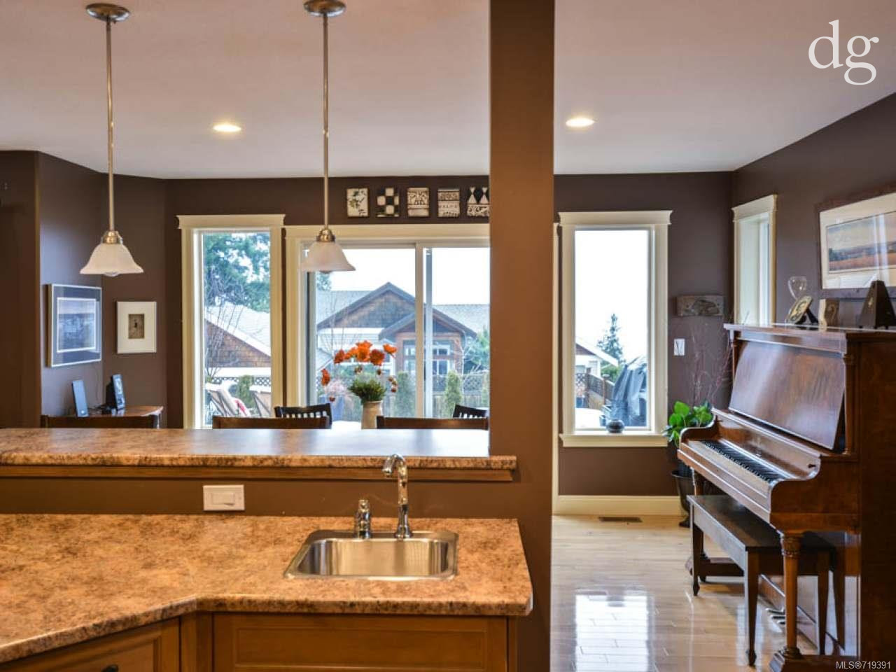 5534 Cliffside Rd, Nanaimo - Derek Gillette